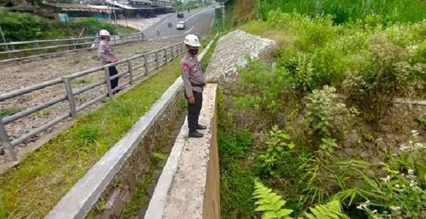 Pengecekan saluran lahar dingin gunung merapi tangkuban perahu oleh Sat Brimob Polda Jabar ...