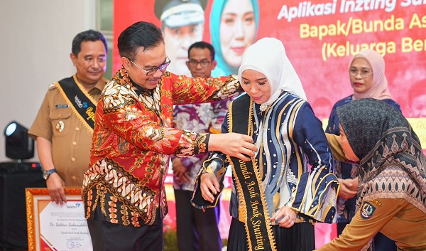 Pj Gubernur Bahtiar dan Ketua PKK Sofha Marwah Dikukuhkan Jadi Bapak dan Bunda Asuh Anak ...